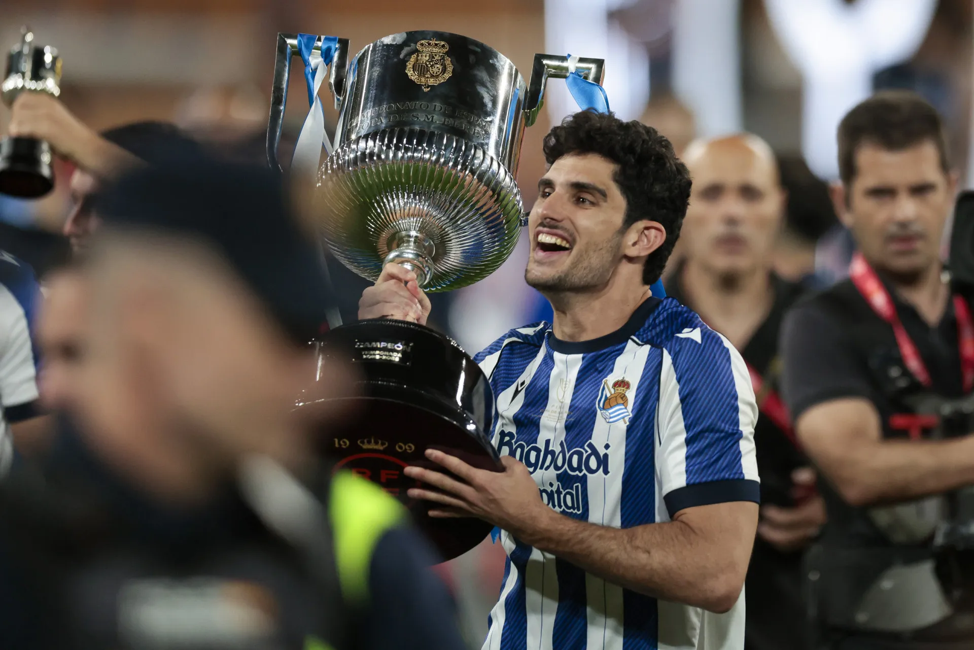E vão 13. Gonçalo Guedes engorda palmarés com Taça do Rei de Espanha