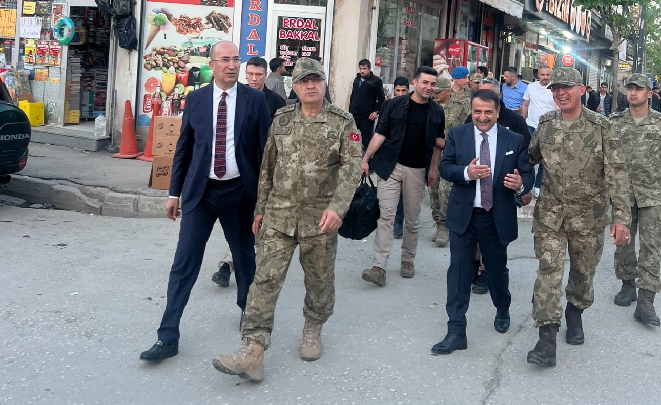 Orgeneral Metin Tokel’den Yüksekova’ya sürpriz ziyaret