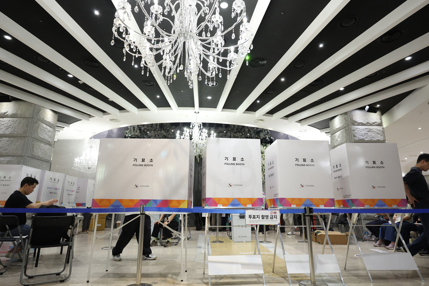 Seoulites visit extraordinary polling stations in bakeries, playgrounds ...