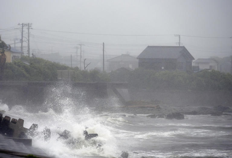 La tormenta tropical Jangmi toca tierra en Japón y deja sin ...
