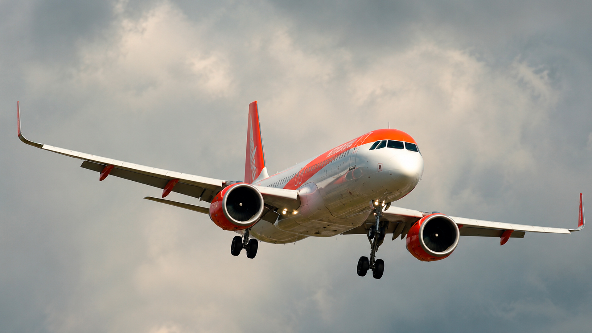EasyJet battles Storm Kathleen on approach