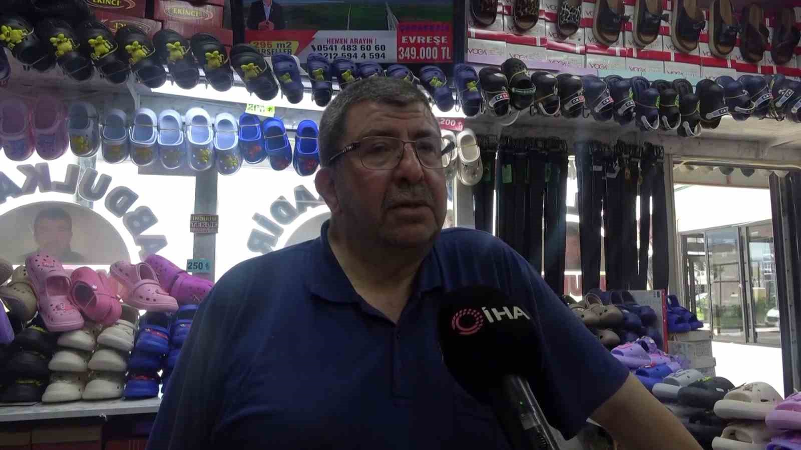 Depremde eşini kaybeden esnaf, müşterileri kendisini tanısın diye ...