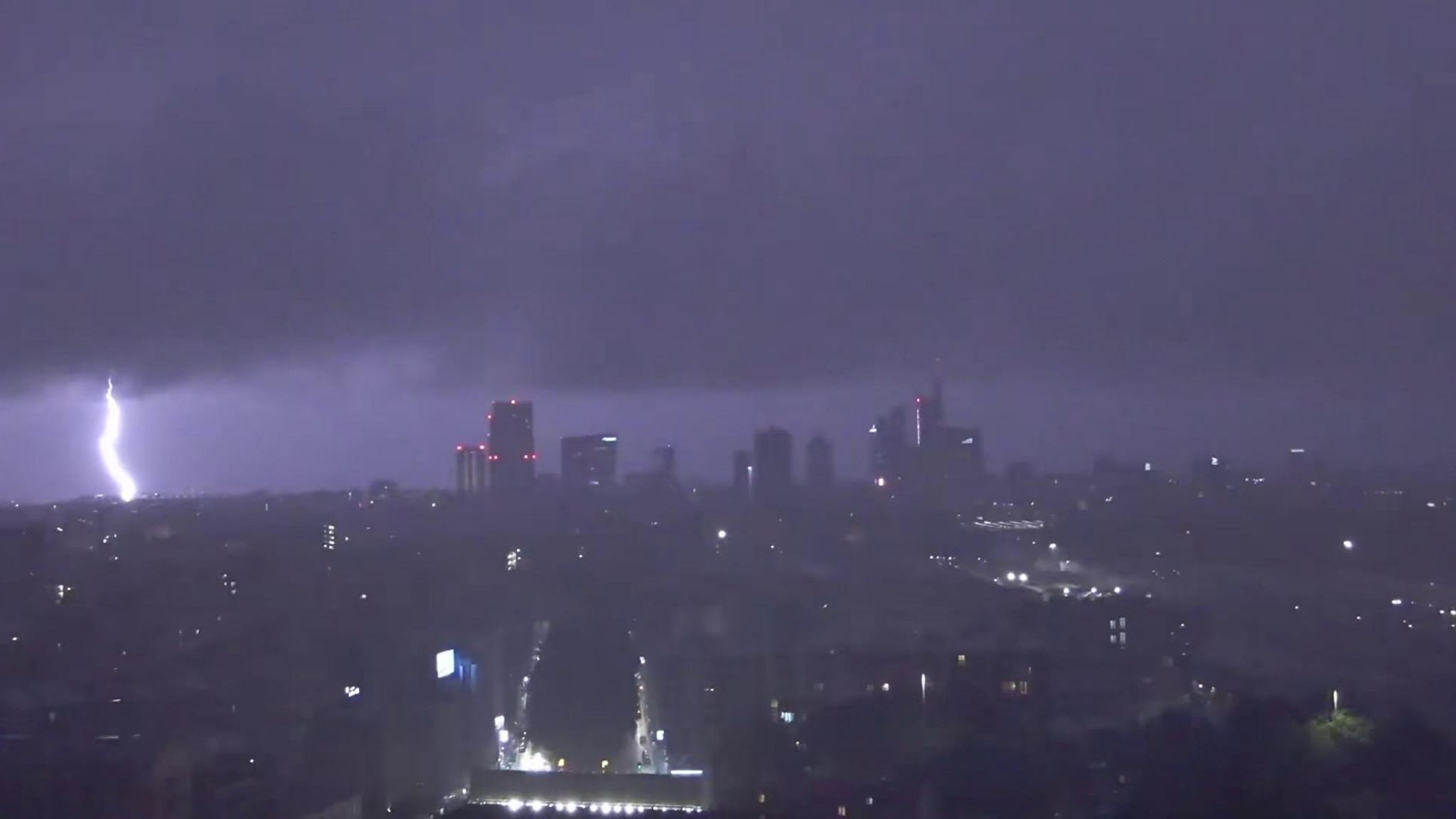 I fulmini illuminano il cielo su Milano come luci stroboscopiche