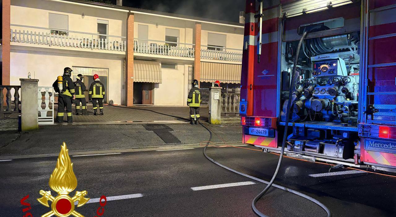 Incendio nel magazzino di un negozio: tre intossicati. Due persone si ...