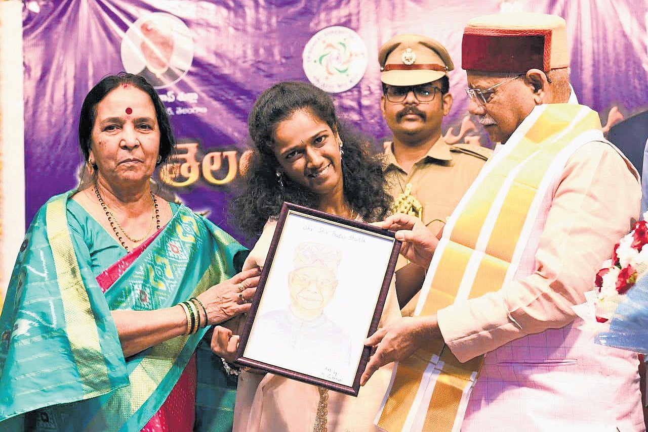 Physically challenged employee presents portrait, Guv hails ...