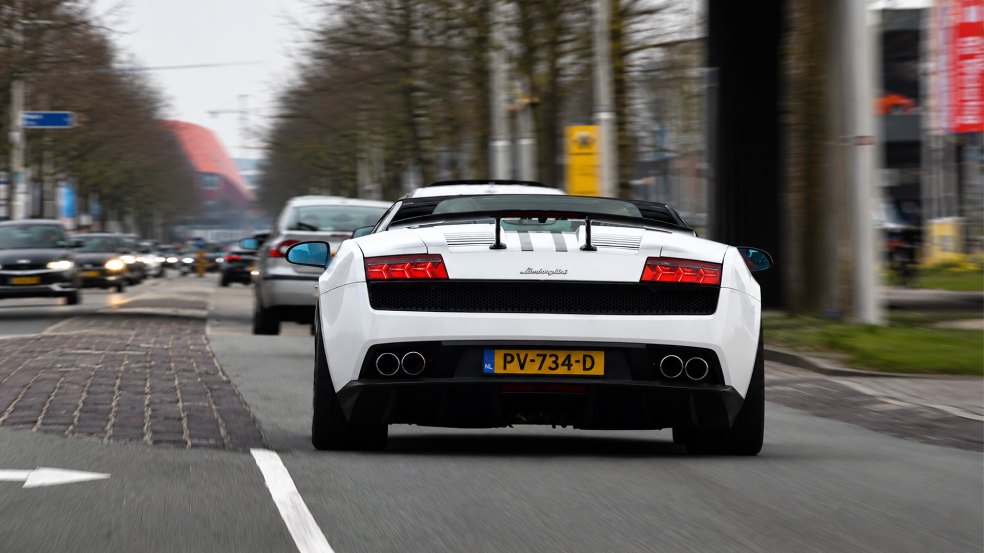 Lamborghini Gallardo rijdt hard over een drukke weg