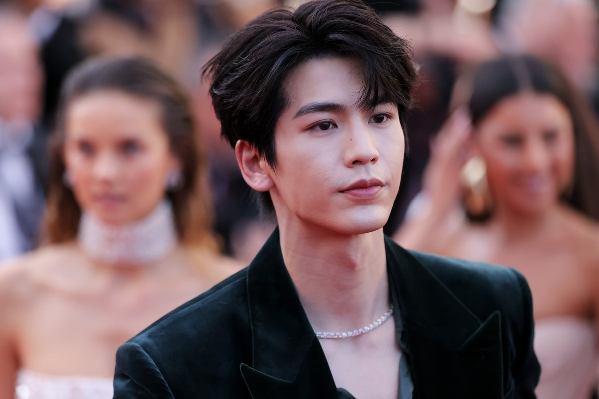 Fans smash through glass mall entrance at Zhang Linghe event