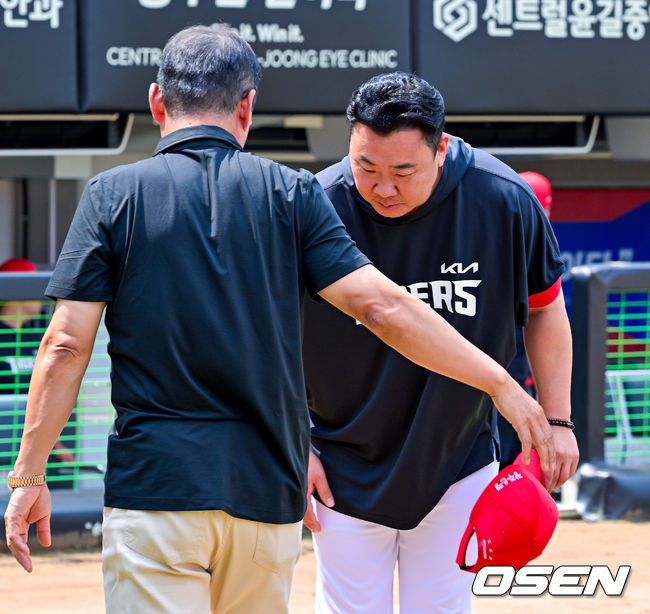 이범호 감독,'이종범 위원에게 깍듯한 인사'