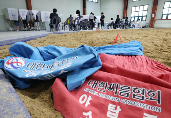 Seoulites visit extraordinary polling stations in bakeries, playgrounds ...