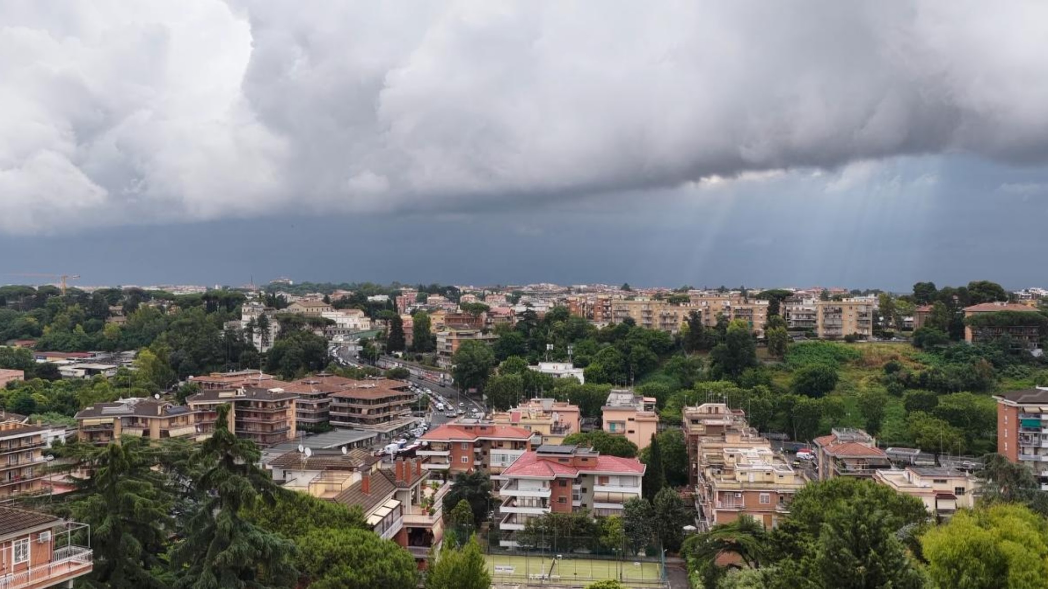 La cella temporalesca incombe su Roma: le immagini dal drone