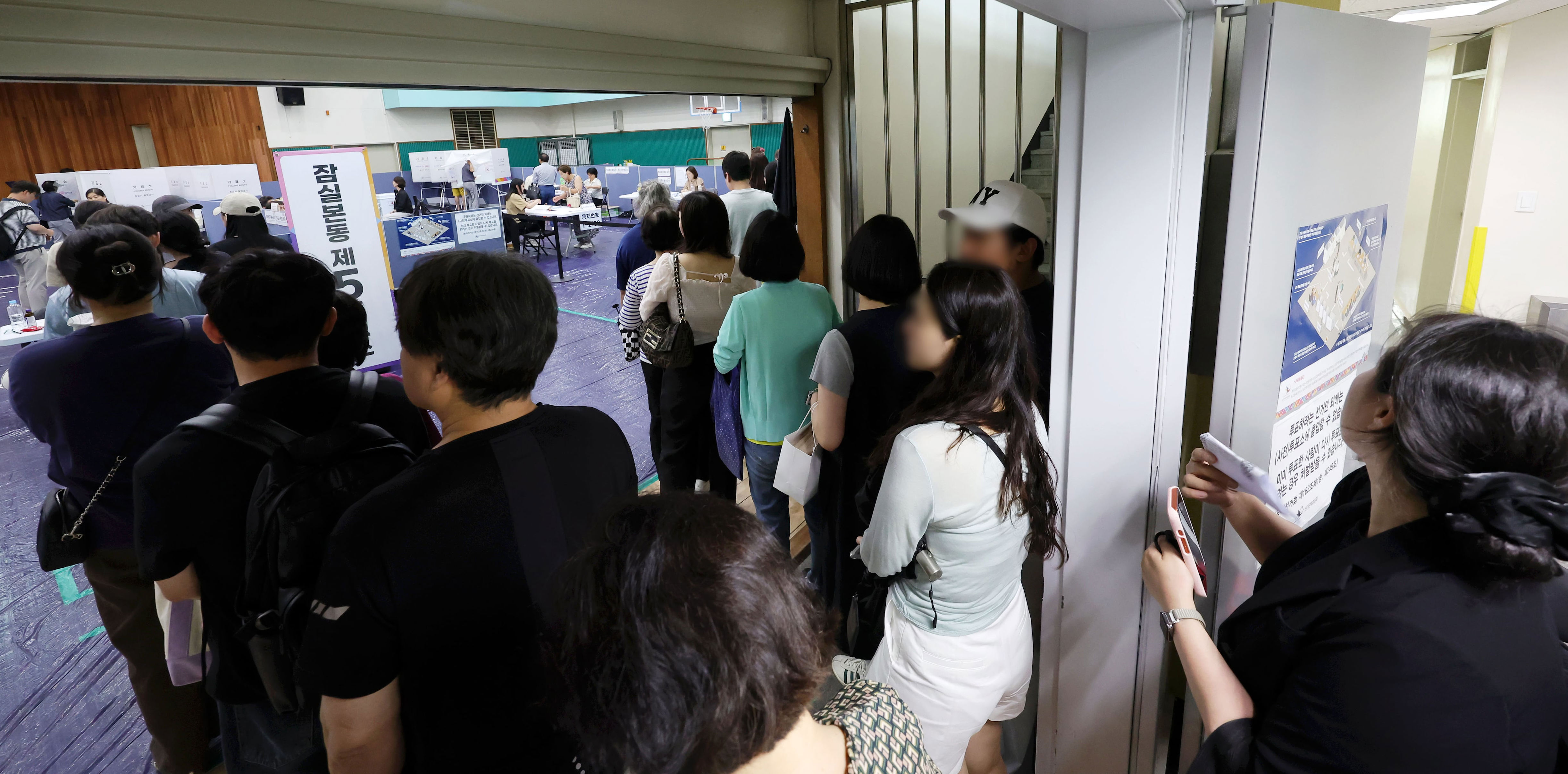 Breaking: Ballot shortage halts voting in Seoul's Songpa-gu
