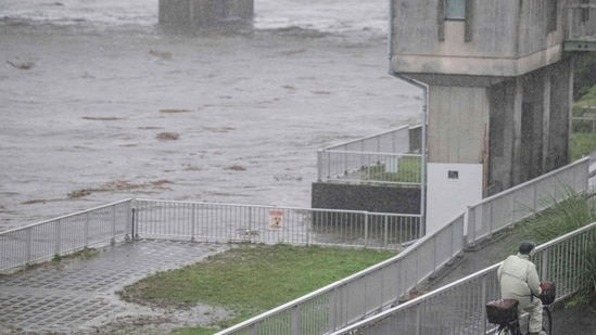 Storm Jangmi batters Japan, cuts power to 60,000 homes; forces 3,70,000 ...
