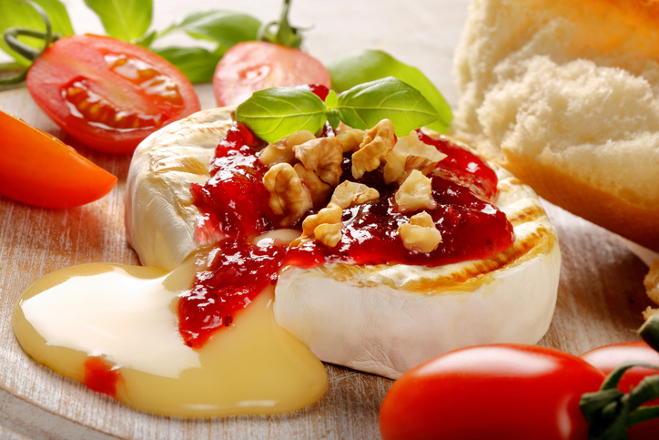 Überbackener Camembert mit Preiselbeeren: cremig, würzig und schnell ...