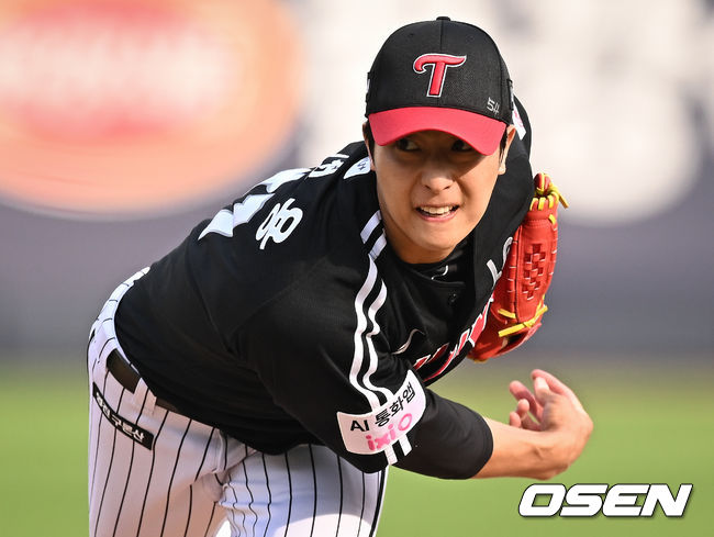 KT 타선 상대하는 이정용