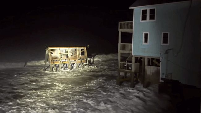 Damaged beachfront house collapses into sea, leaving almost no trace