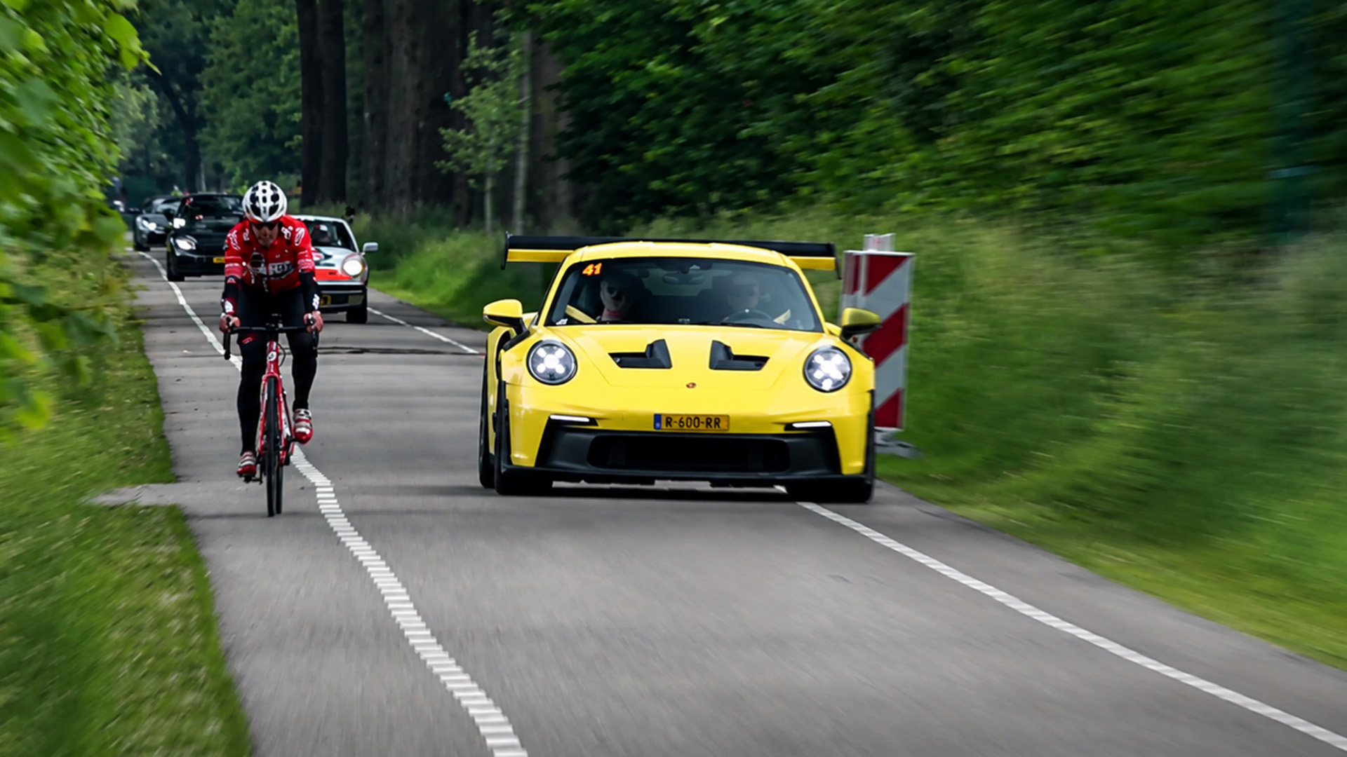 Porsche GT3 RS komt dicht bij een fietser