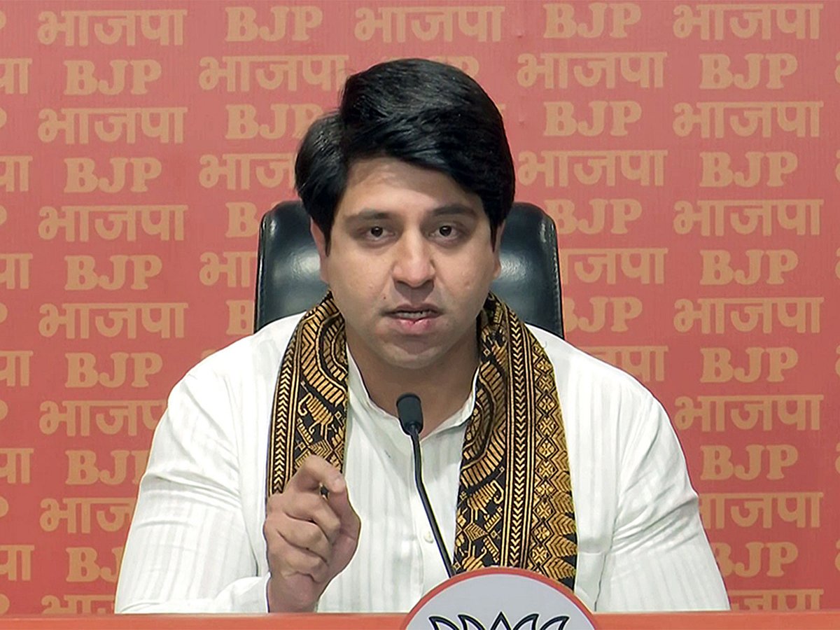 BJP livid over Tharoor’s Vande Mataram remark, says song not 'optional'