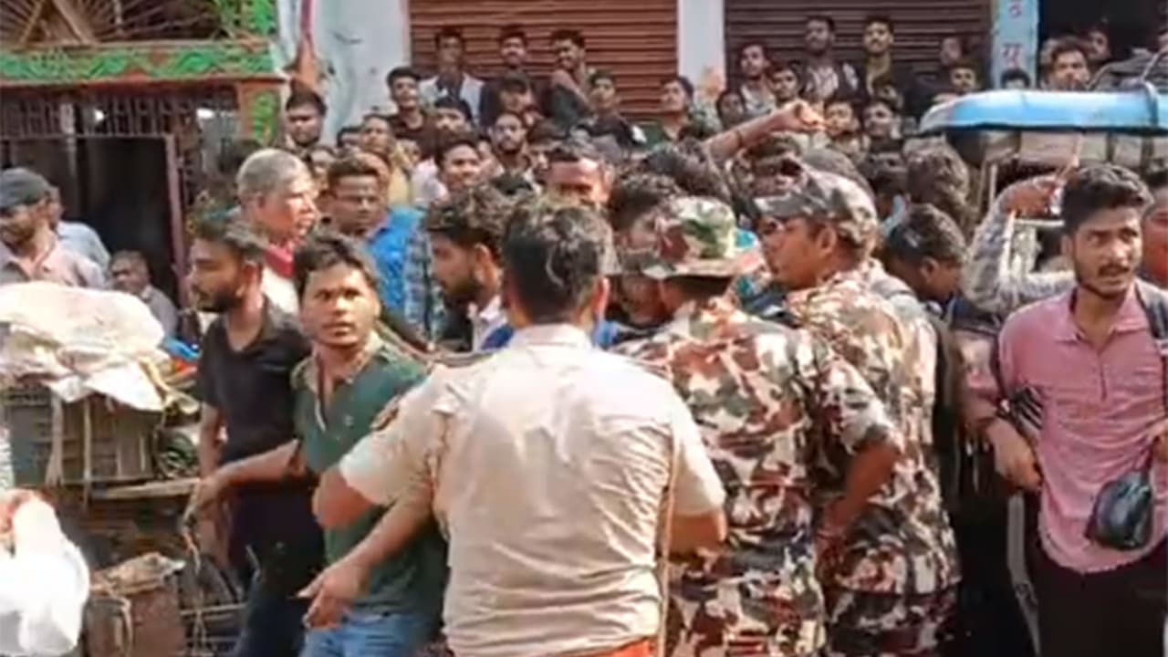 Patna: Students protest after firing outside Khan Sir's coaching