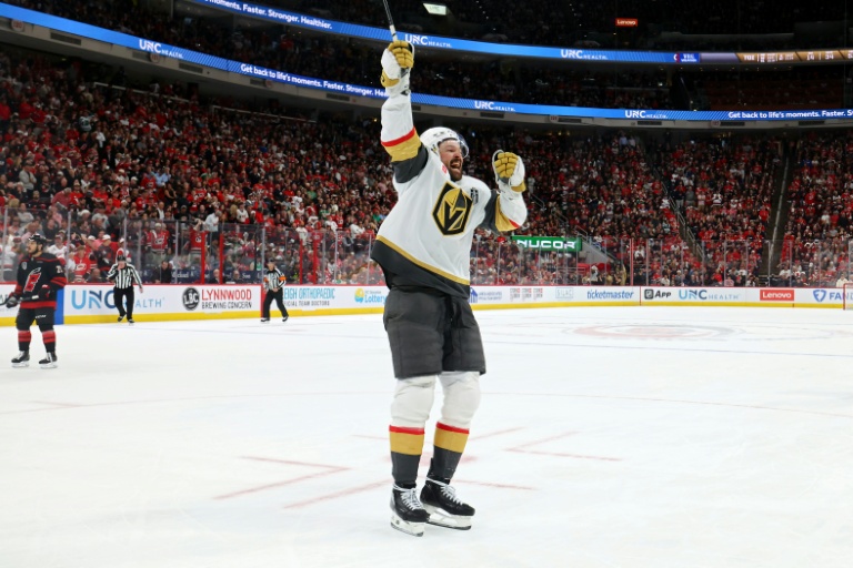 Golden Knights sink Hurricanes in thrilling Stanley Cup opener
