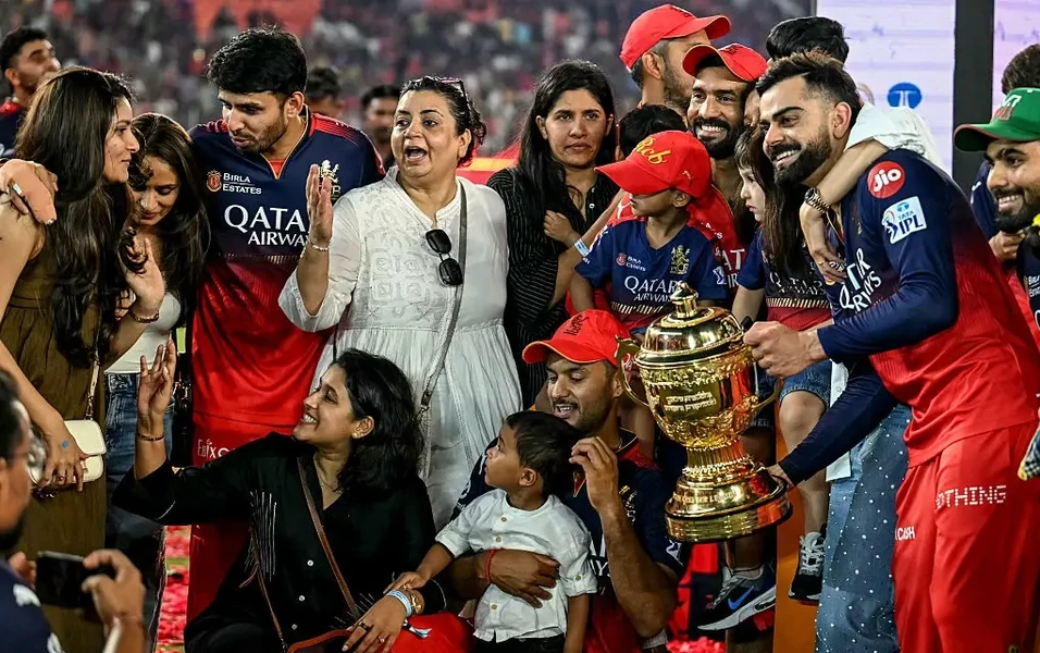 Kohli and Bhuvneshwar’s 'kikli' dance caps RCB’s title defence