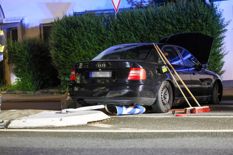 Audi überfährt Verkehrsinsel auf der Aufderhöher Straße