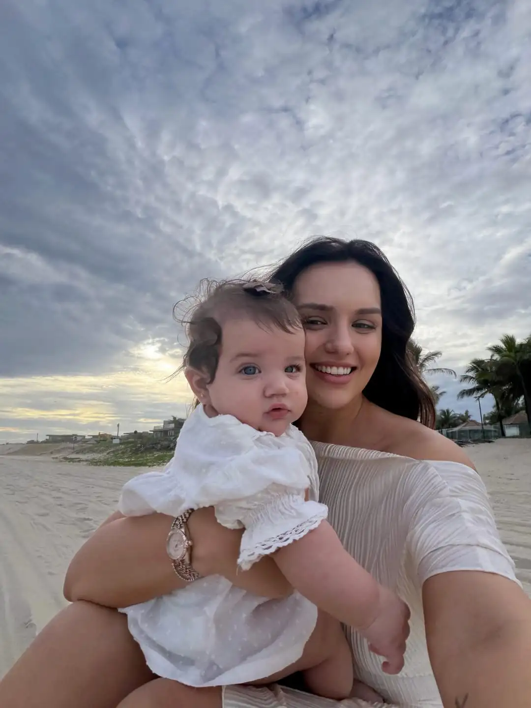 Rafa Kalimann mostra dia de praia com a filha Zuza e encanta seguidores