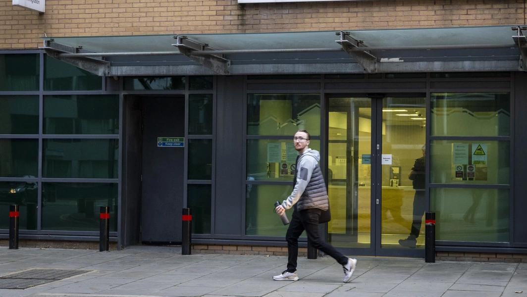 UK visa data breach leaves 100,000 identities exposed, flaw unfixed