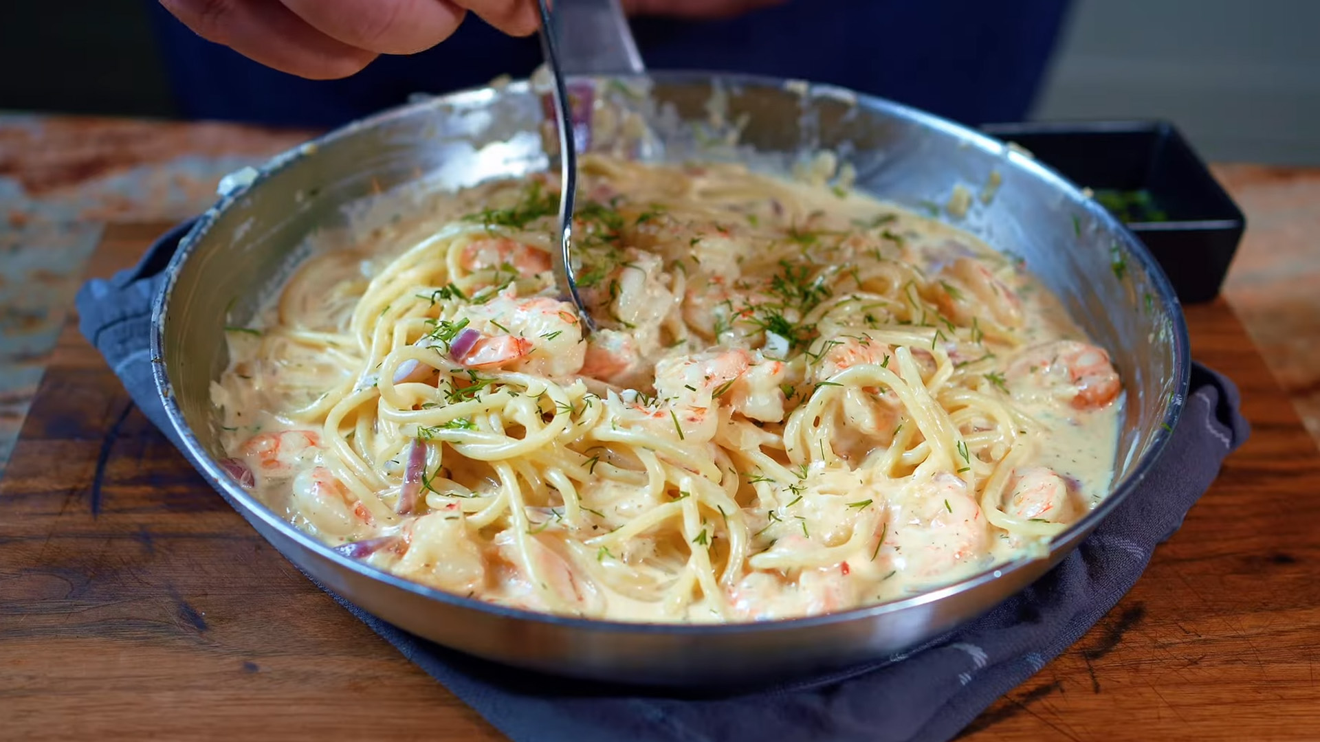 Cremige Pasta Alfredo mit Garnelen in 20 Minuten