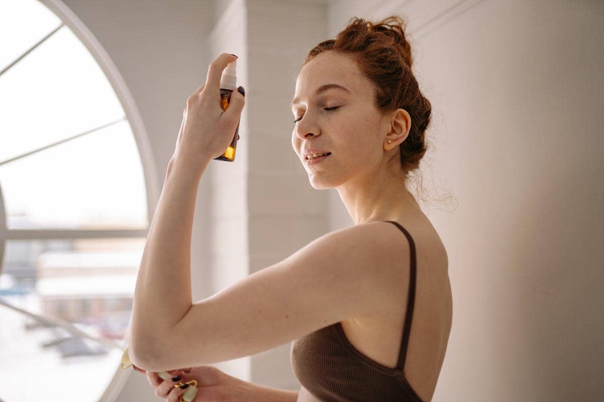 Glue method makeup, teknik untuk riasan yang tahan lama
