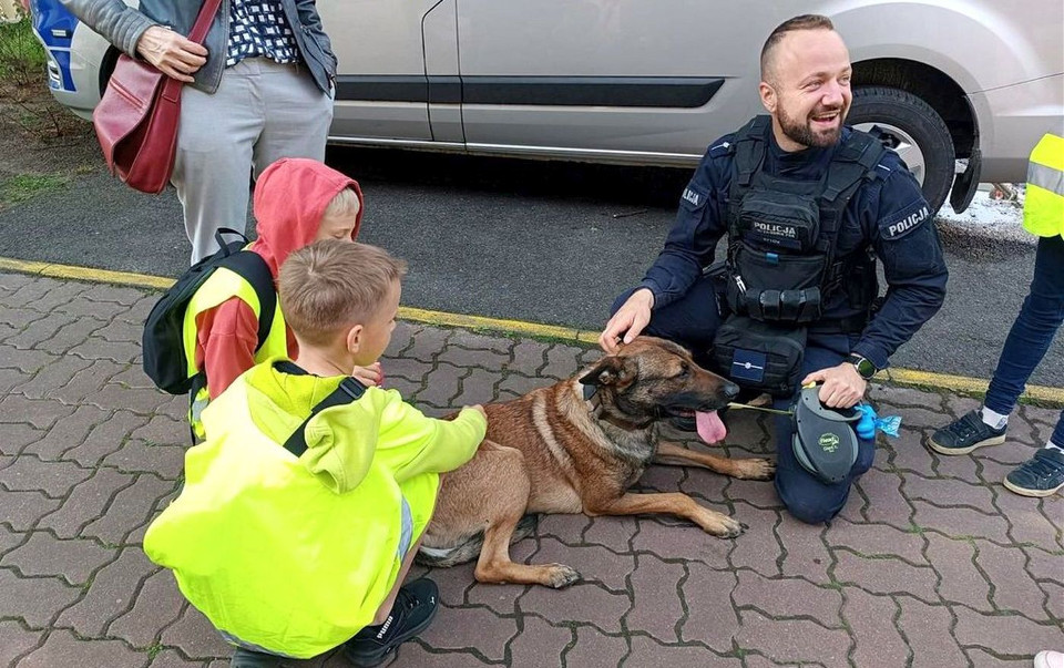 Policjanci i pies Badi spotkali się z uczniami ośrodka Braille’a w ...
