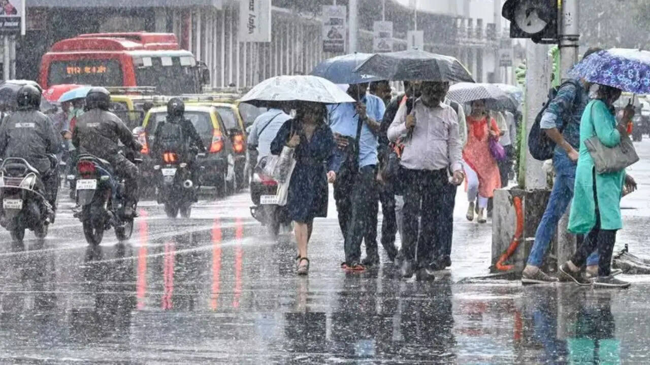 Mumbai rains: Heavy rain lashes city; Andheri subway shut due to ...