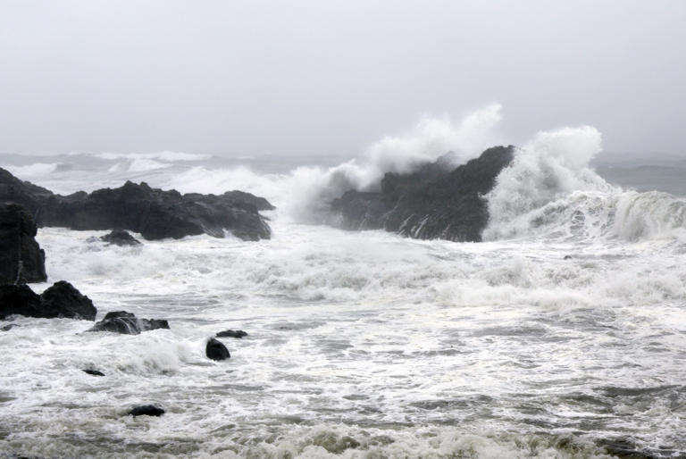 La tormenta tropical Jangmi toca tierra en Japón y deja sin ...