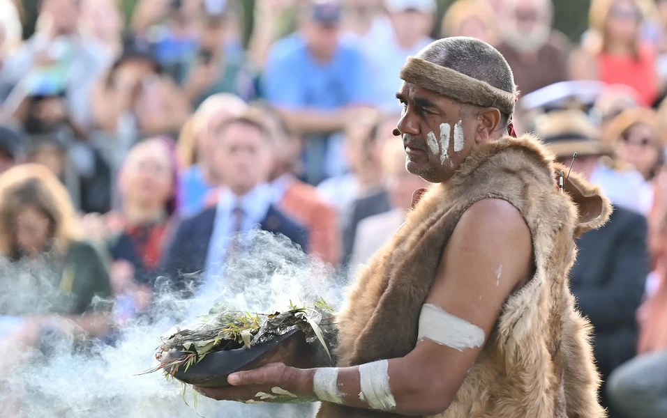Comedian criticised for petrol sniffing, mock Aboriginal skit