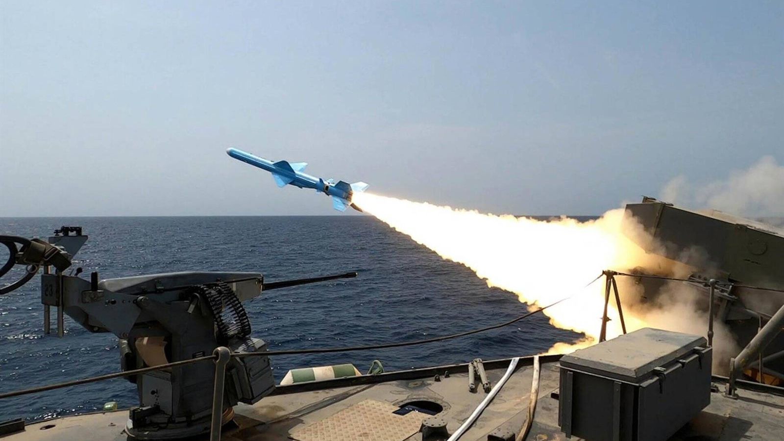 Irán lanza una ofensiva contra un buque y bases estadounidenses tras un ...