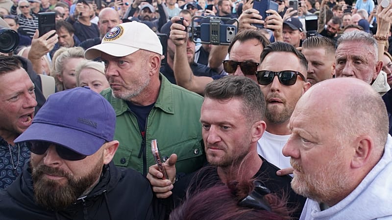 Policía y manifestantes se enfrentan en protesta en Southampton por el ...