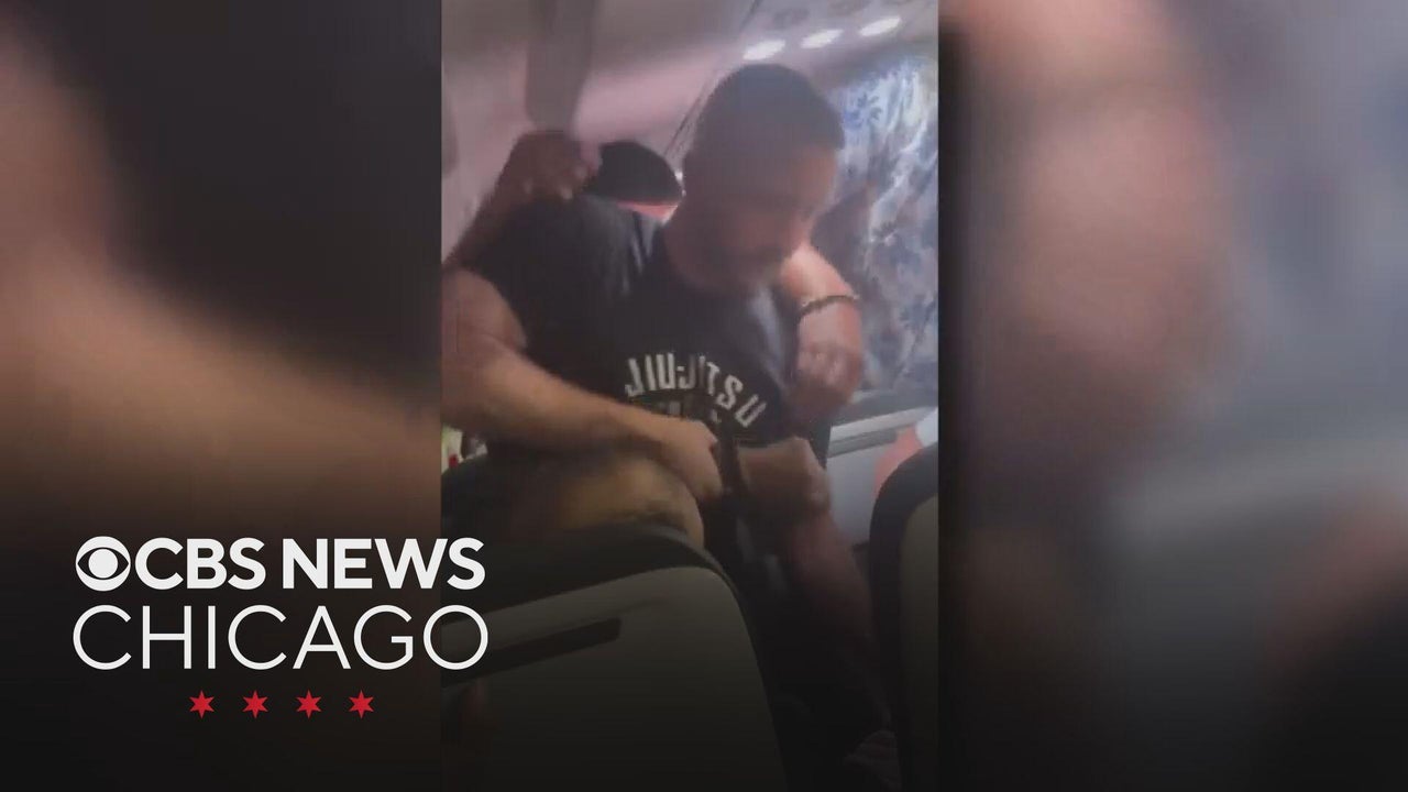 Former MMA fighter helps restrain man who tried to open plane door on ...