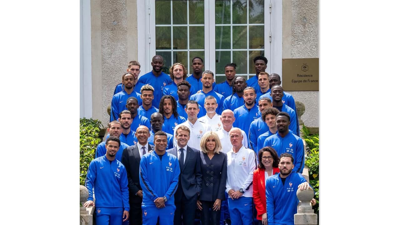 Macron meets French team ahead of World Cup, Deschamps' final tourney