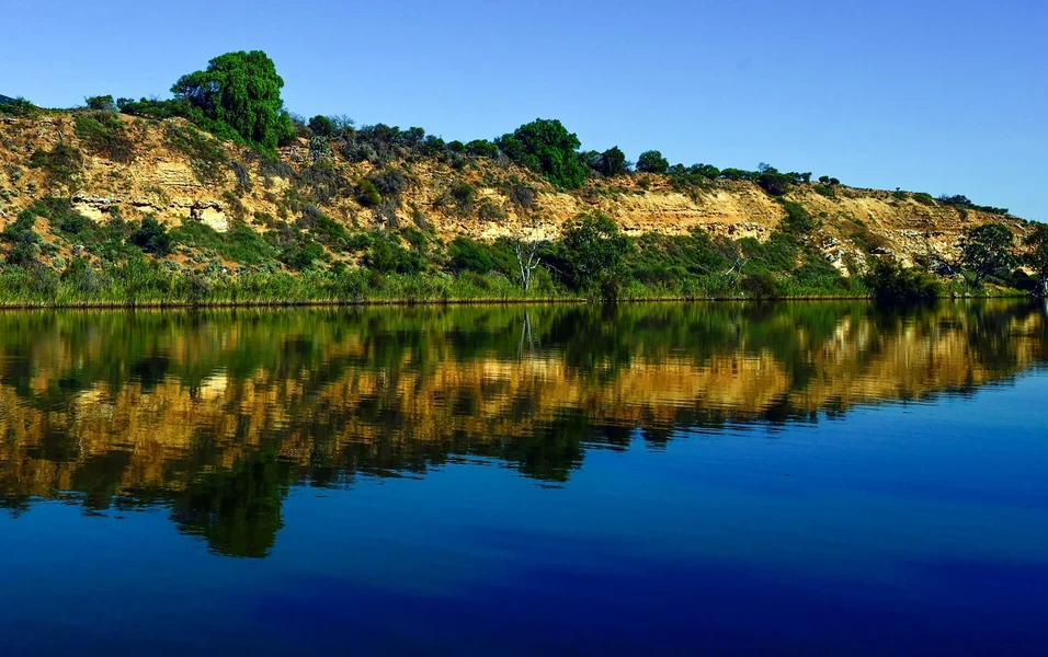 Underwear-clad duo hunted after Mildura river escape