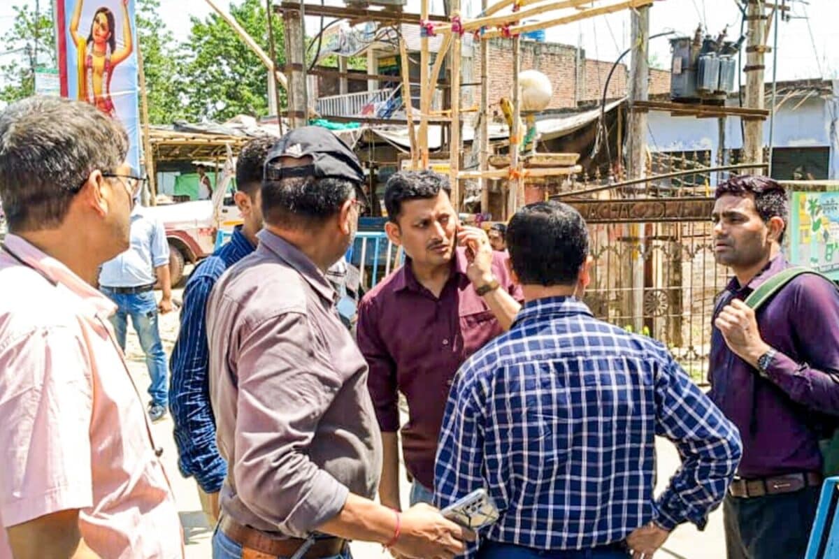 Highway blocked with benches, poles in Bengal anti-SIR protest: Inside ...
