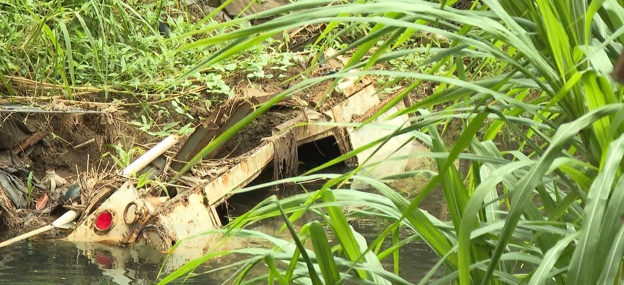 Flood debris chokes Pearl City stream weeks after storms