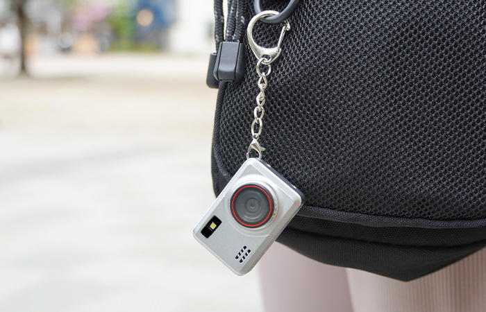 指でつまめる31gの超小型デジカメ「Rough Mini Camera」