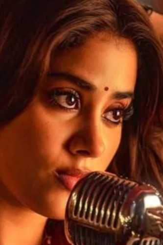 Fan pounces on Janhvi Kapoor, Ram Charan at Peddi event; viral video ...
