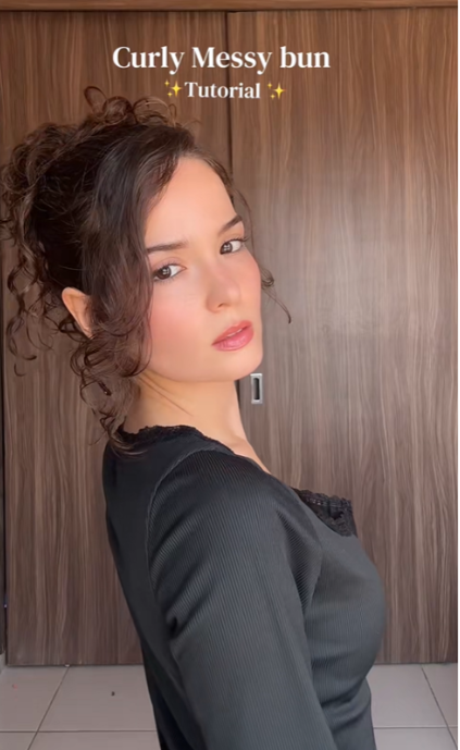 Peinado recogido desordenado pero chic para cabello rizado