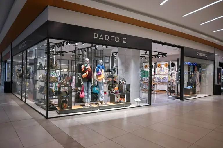 Parfois arrasa en Madrid lanzando el bolso de rafia Everyday ideal para ...