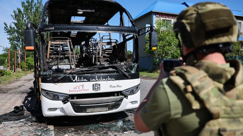 Ukrajinci zasáhli autobus a zabili sedm lidí, tvrdí Kreml. Mělo jít o ...