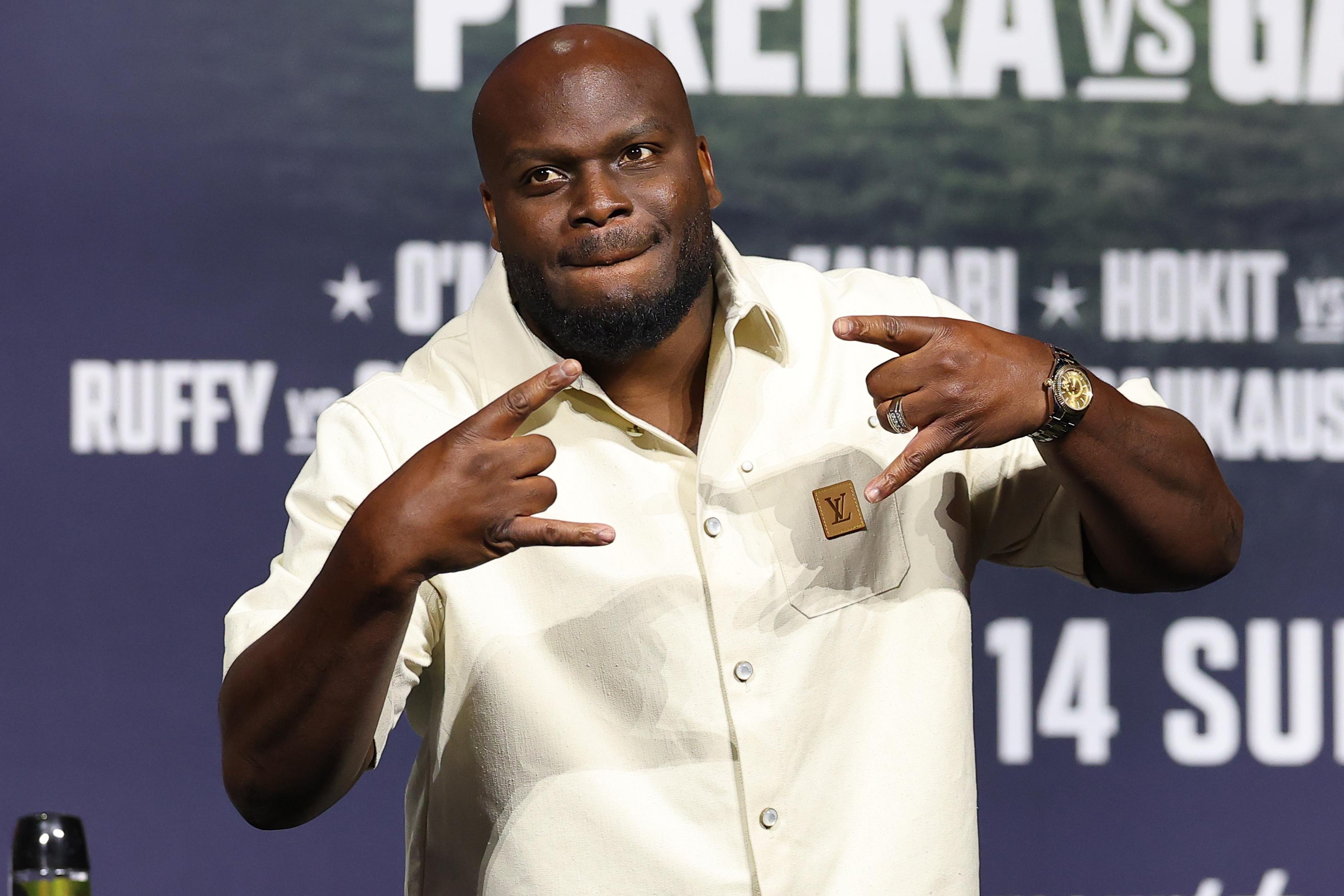Video: UFC White House’s Derrick Lewis destroys fan with full-power ...