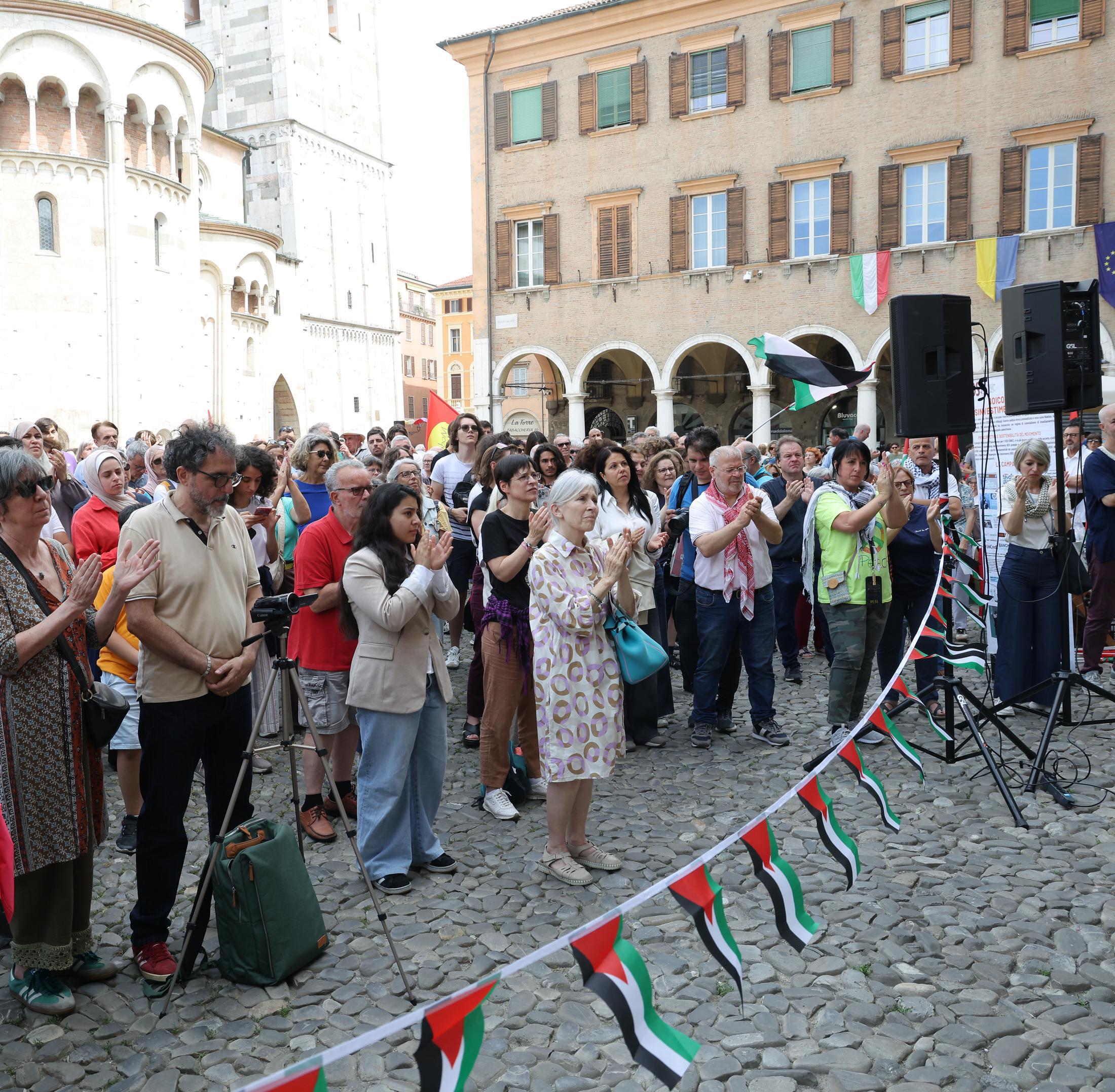 L’altra piazza: "Contro la guerra". Ma è polemica