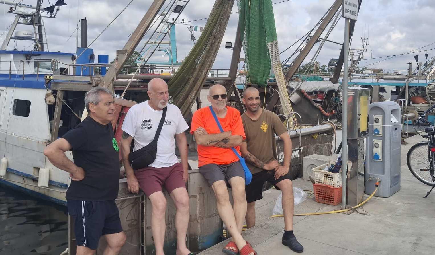 La rabbia scuote i nostri porti. Pescatori fermi con le barche: "Caro ...