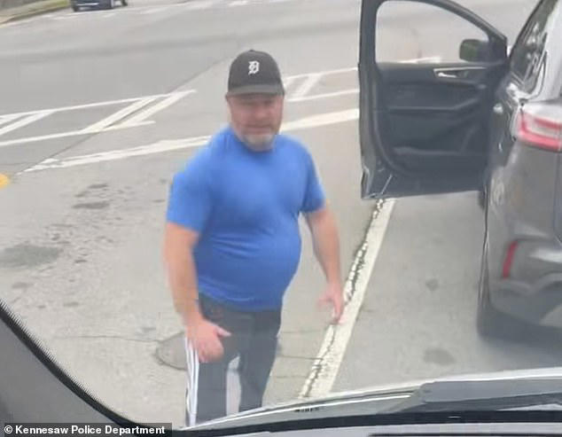Screaming Ford driver caught on camera whacking man's truck in road ...