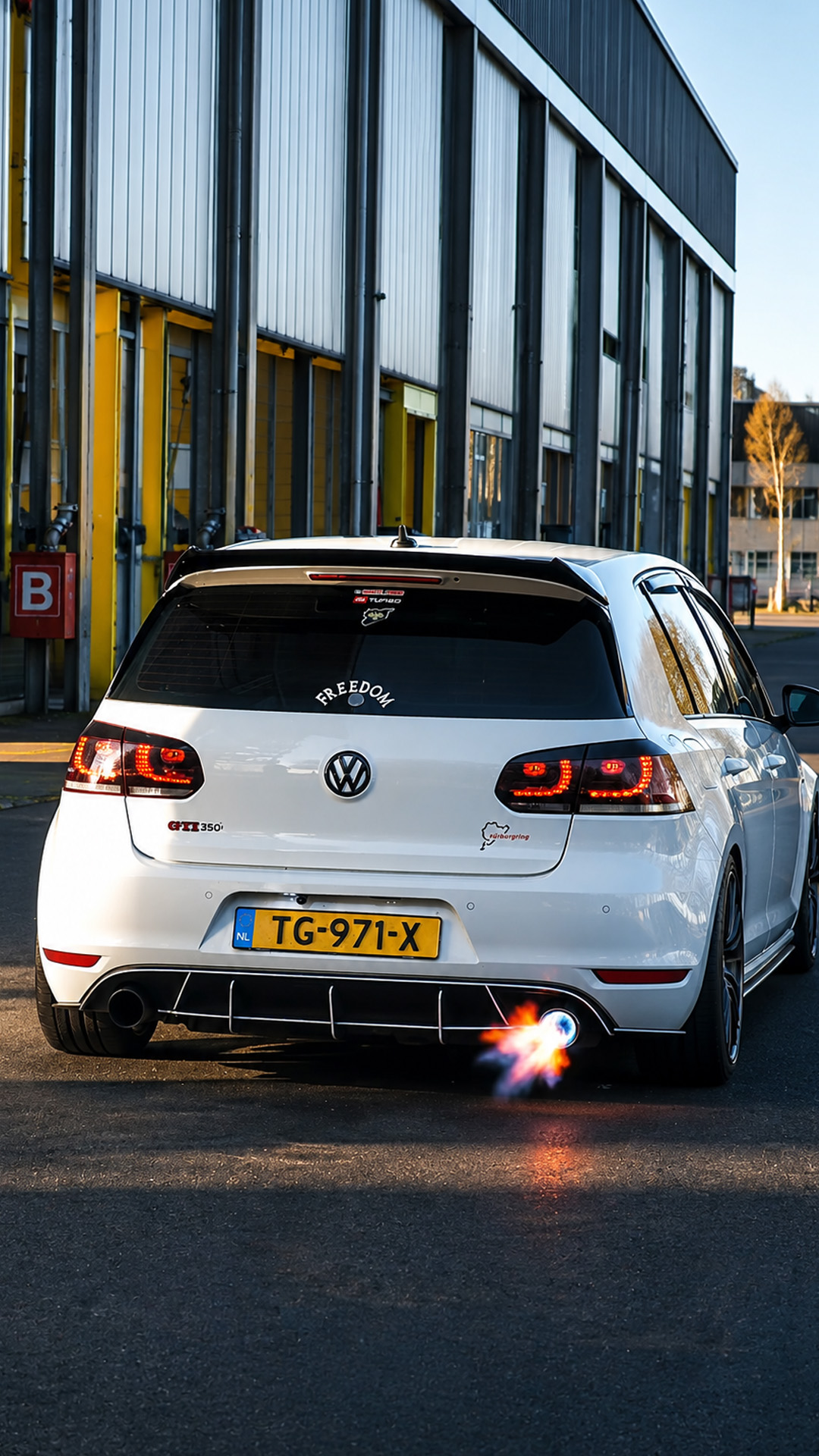 Volkswagen Golf vliegt in brand bij vertrek van automeeting